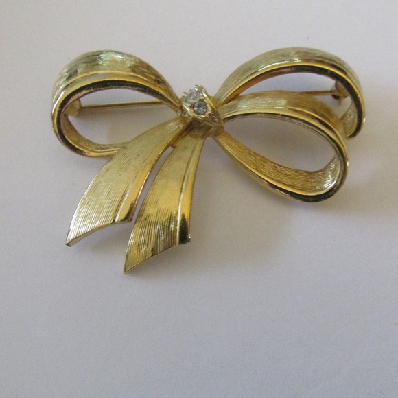 Avon | Jewelry | Vintage Avon Gold Tone Bow Pin Brooch | Poshmark